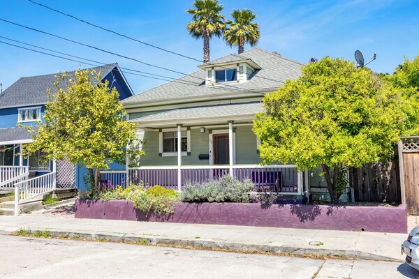 Dog-friendly 6+bd Downtown House Walk To Beach Boardwalk! - Santa Cruz, CA