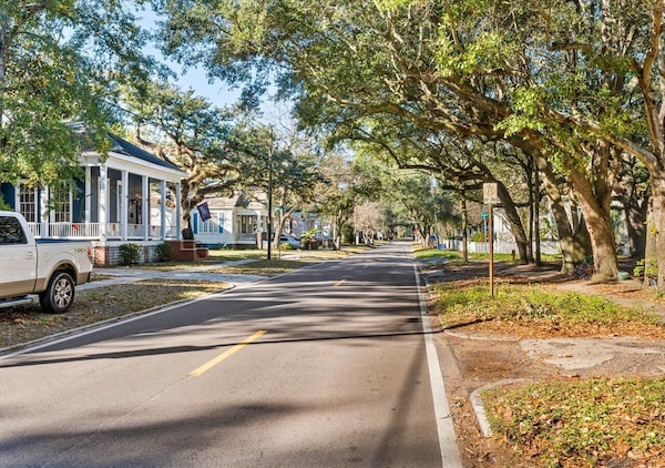 Mins From Downtown Entertainment - Pet Friendly Historic Montegeux Cottage - Mobile, AL