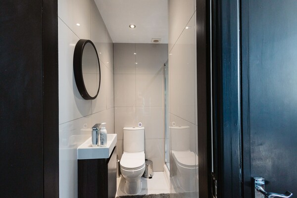 Stylish Town Centre Suite By Traboule Properties - Warrington