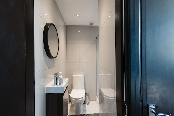 Stylish Town Centre Suite By Traboule Properties - Warrington