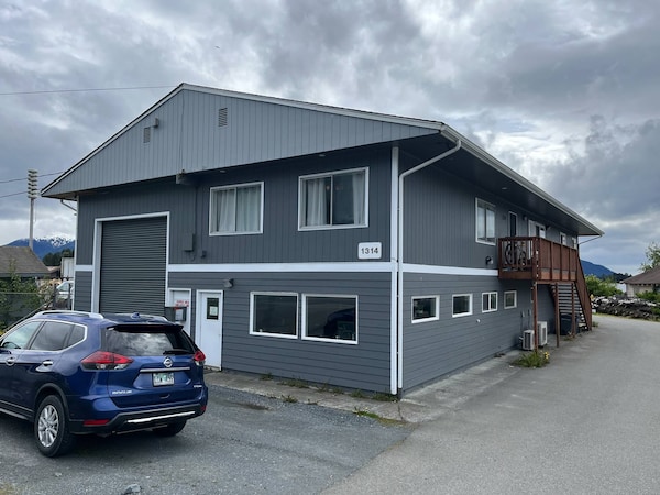 Back Beach Retreat - Car Rental Option - Sitka, AK