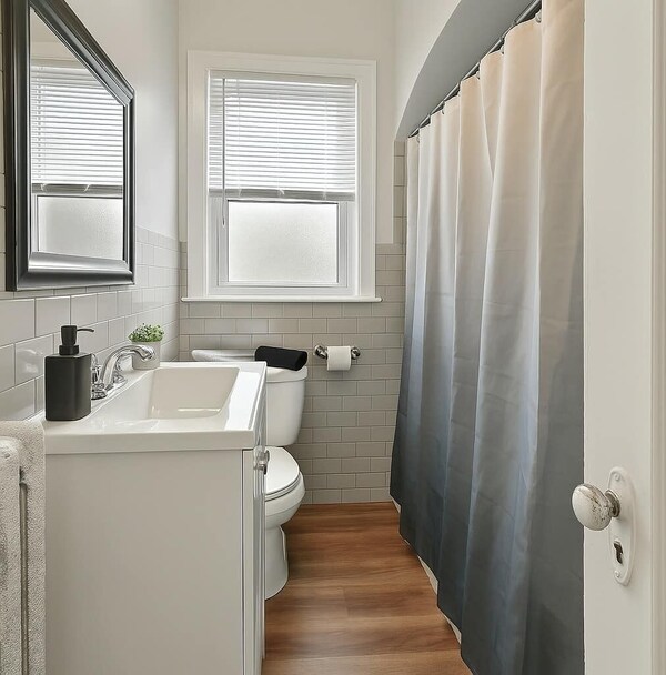 Spacious 2br Close To It All - Chic Apt In Skokie - Elm 3a - Skokie, IL