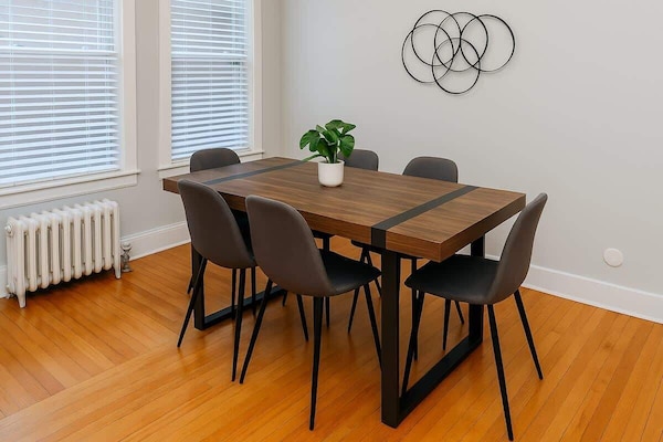 Fully Set Up 3br W/ Big Kitchen - Chicago, IL