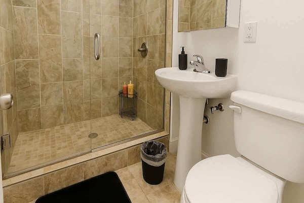 2br On N Halsted St: Lakeview Living - Wrigley Field - Chicago