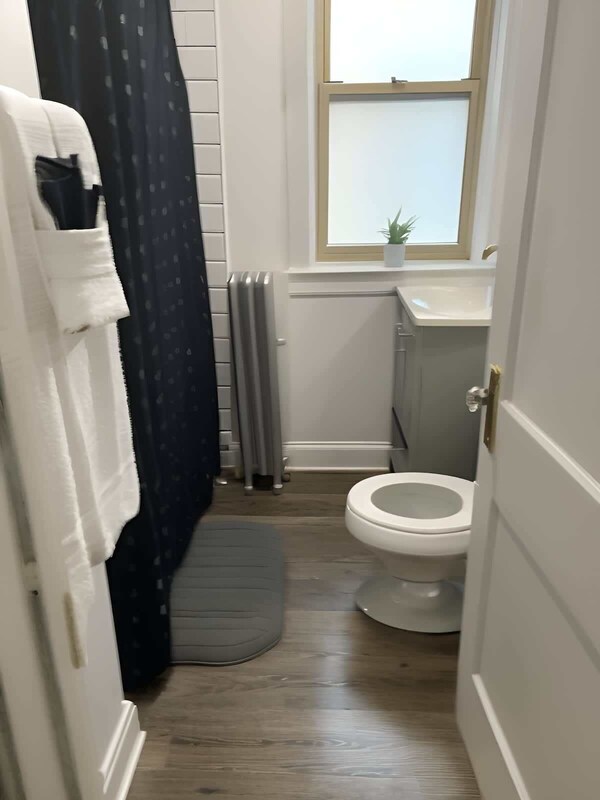 Roscoe Retreat · Cozy 2br In Chicago - Chicago, IL