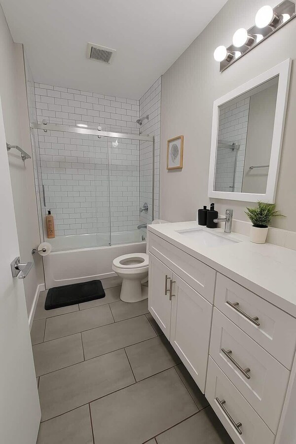 Your Perfect 2br Home W/ Parking - Chicago, IL