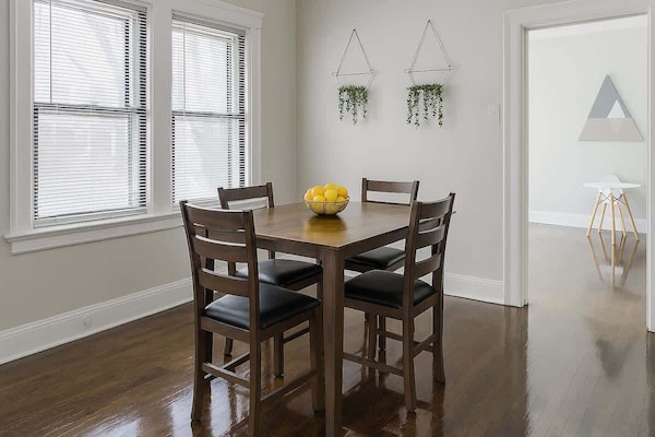 Sunny & Stylish 2br S - Oak Park, IL