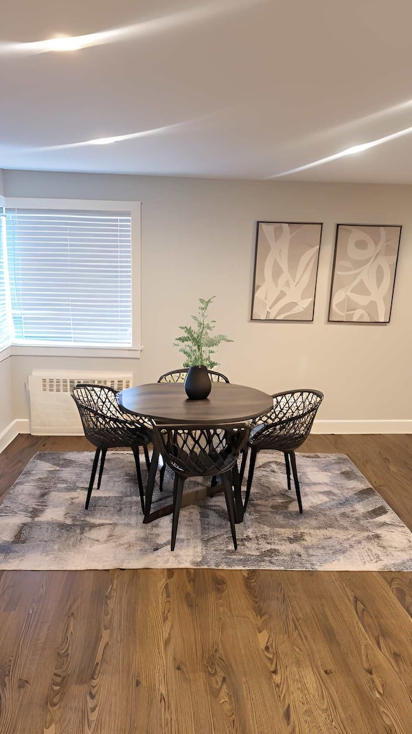 Great Layout  Spacious 2br Apt - Wrigley Field - Chicago