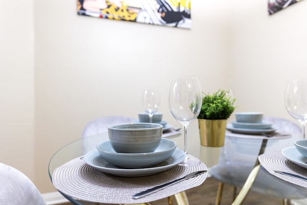 Sunny Marina Hideout | King Bed | Pool Access - Brentwood - Los Angeles