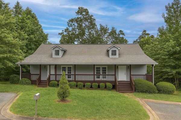 New! The Porch B Is Dog Friendly With Hot Tub.  1.2 Miles From Downtown Helen! - Helen, GA