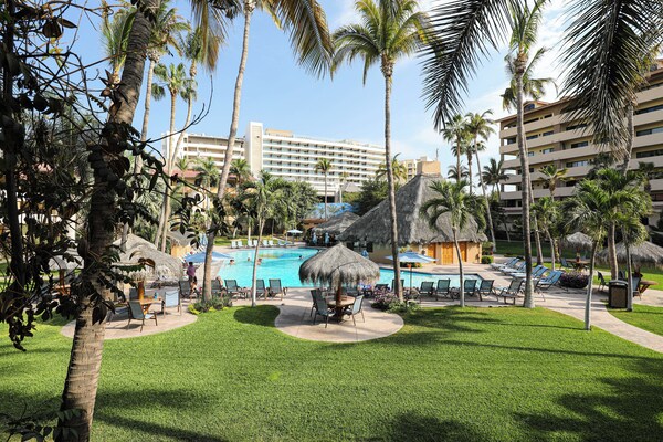 Newly Renovated Luxury Condo Just Two Blocks To Medano Beach - Cabo San Lucas