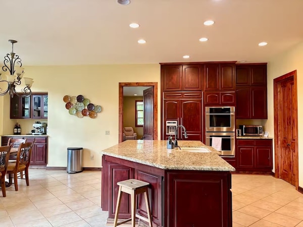 4 Bedroom Lodge Close To Glacier, With Mountain Views And Hot Tub - Glacier National Park