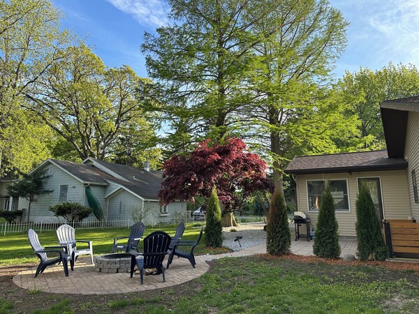 Walk To Downtown Saugatuck! Spacious, Newly-renovated 5br Home! - ホランド, MI