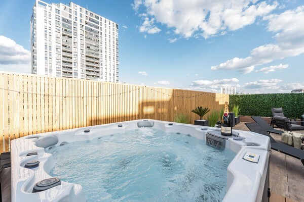Luxurious Brand New! Private Jacuzzi + Terrace + Parking - 