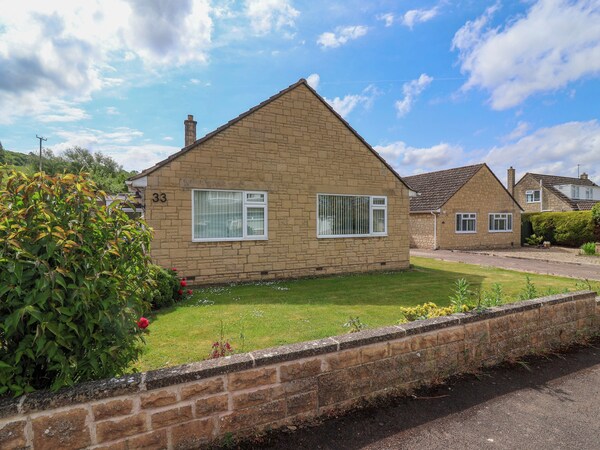 Hillside, Family Friendly, With A Garden In Bishops Cleeve - Cheltenham