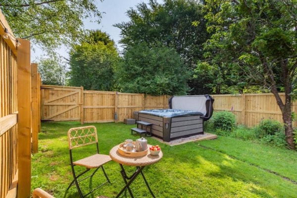 Leck Beck Loft One Bed Luxury Apartment, Private Garden, Dining Area & Hot Tub. - Kirkby Lonsdale