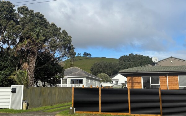 Newly Renovated | Close To Airport, Waterfront & Mountain. Bikes Included - Auckland
