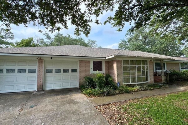 Large Baytown Home | 4br, 2.5ba | Near Houston | Budget-friendly - Baytown, TX