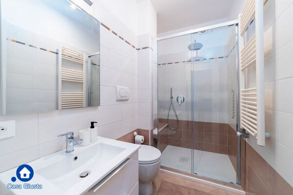 The Right House, Modern And Spacious Three-room Apartment Near Policlinico Monza - モンツァ