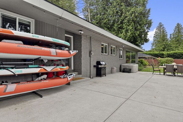 Peaceful 4b2.5b Lake Home | Kayaks, Dock & Patio - Whidbey Island, WA