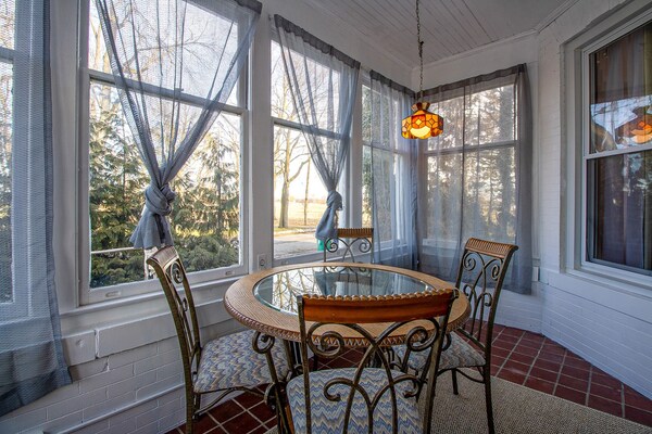 Spacious 4-bedroom 2.5 Bath House Within Walking Distance From The Falls - Niagara Falls