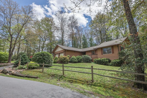 Buckberry Bend - One-level Home Only Minutes From Downtown Highlands Nc - Highlands, NC