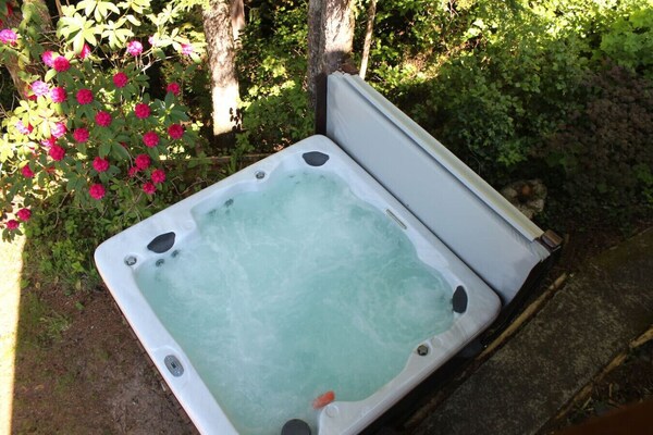Inner Cove - Private Ocean Room, Hot Tub Access - Ucluelet