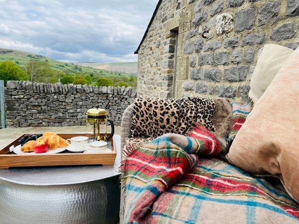 Pass The Keys | Stunning 3-bed Cottage & Shepherd Hut | Peak Views - Tideswell