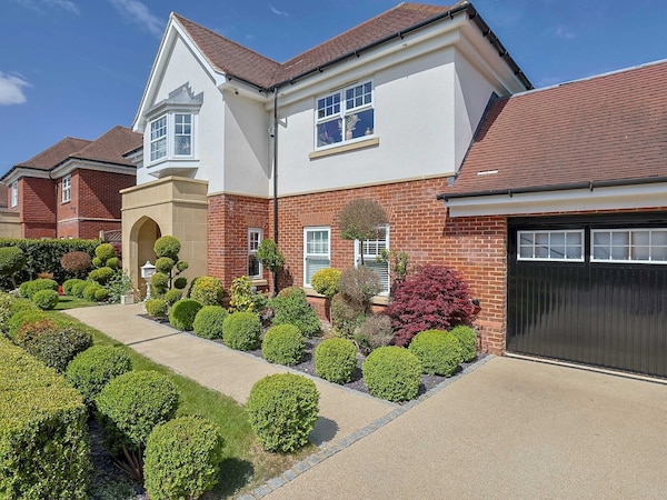 Pass The Keys | Luxury Villa With Hot Tub - 5 Minutes To Legoland - Slough