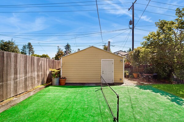 Charming Dog-friendly Bungalow In Walkable West Seattle - Seattle, WA