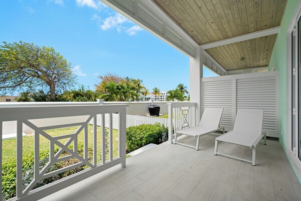 Spacious 4-bedroom Townhome Steps From The Beach - Nassau