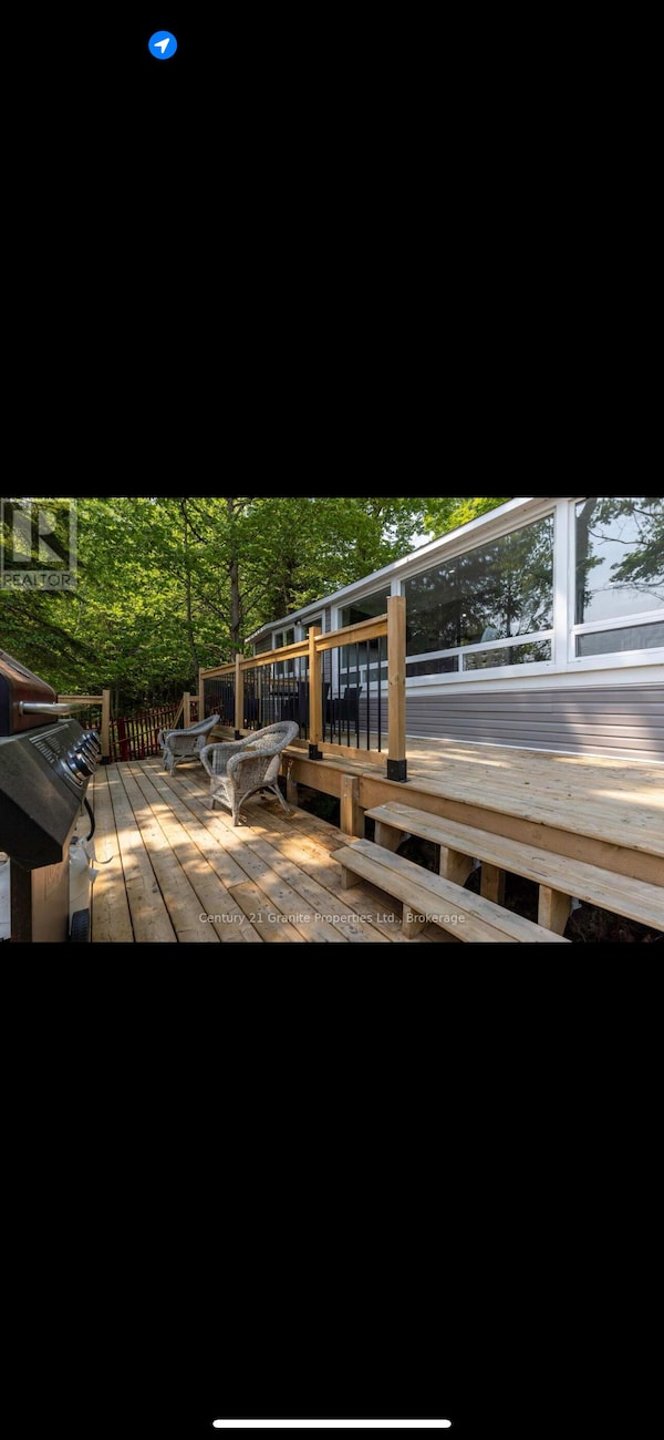 Lakefront Charm - 3 Bedroom Cottage With Panoramic Bay Window Views. - Ontario 60