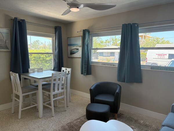 Charming 2-bedroom Apartment With Parking, Wifi, Ac And Walk To The Beach - Treasure Island, FL