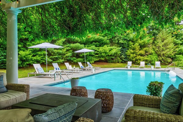 Designer Spacious Hamptons Getaway  4br Oasis With Pool In East Quogue - East Quogue, NY