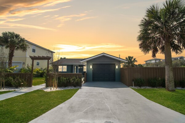 The Blue Oyster  A Beachside Retreat With Private Hot Tub & Game Room - Vilano Beach, FL