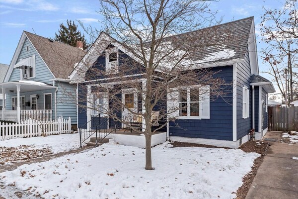 Newly-renovated 2-bedroom House With A Luxurious Massage Chair - Springfield, IL