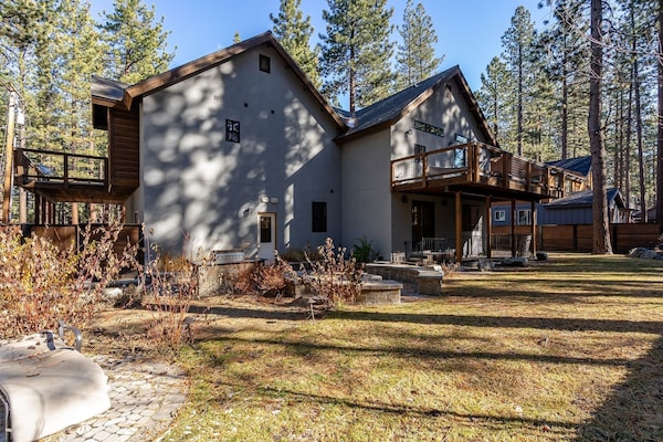 Large Luxurious South Lake Tahoe Home, Minutes From Heavenly And Stateline - Stateline, NV