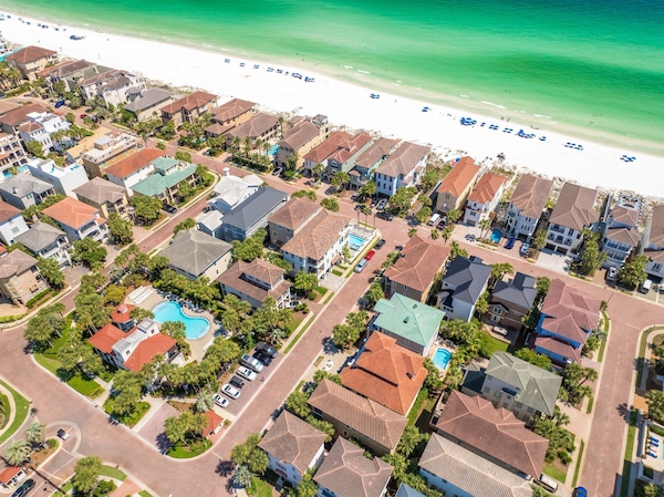 Pink Luxe On The Beach: Beachfront, 5 King Suite, Pool, Safe Community, Beachsvc - Destin, FL
