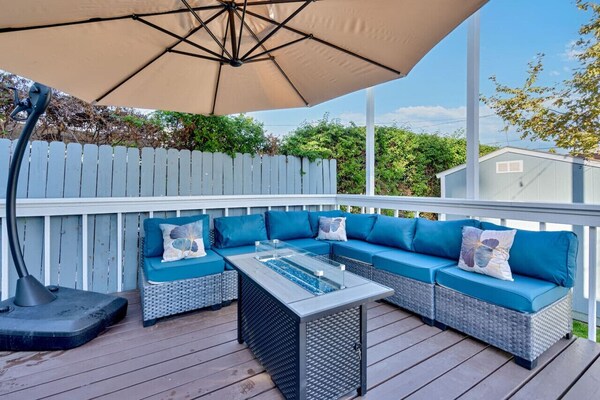 Spacious Hollywood Home | Minion Room & Pickleball - Los Angeles, CA