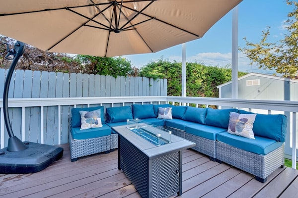 Spacious Hollywood Home | Minion Room & Pickleball - Los Angeles, CA