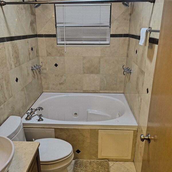 Charm Meets Convenience In This Delightful Duplex-family House. - Temple Terrace, FL