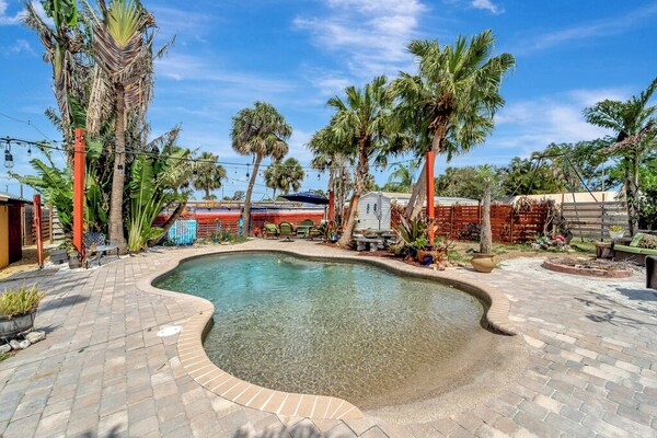 Ripple Inn: Coastal Vacation Home W/ Lagoon Pool Access 1/2 Mile To Beach Ferry - Englewood, FL