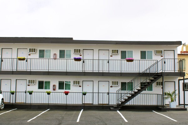 Deluxe Double Bed 2 Queen Beds - Sleeps 4 - Non-smoking - Allegiant Stadium