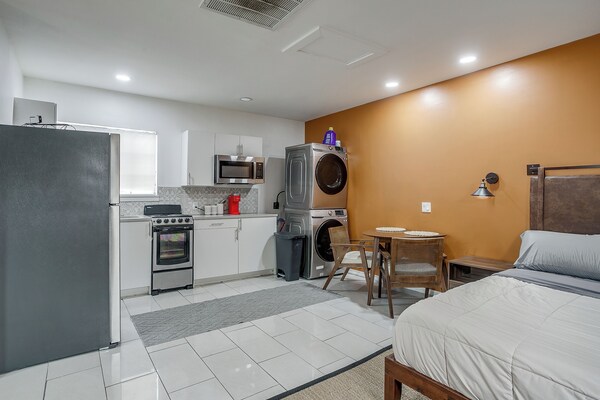 Private Dallas Oasis | Cozy King Bed Guesthouse - Irving, TX