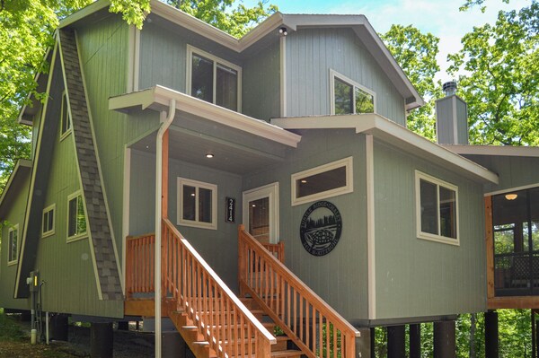 New Listing!! Huge Custom 4-bedroom Chalet In Innsbrook Resort - Pet Friendly! - Innsbrook, MO