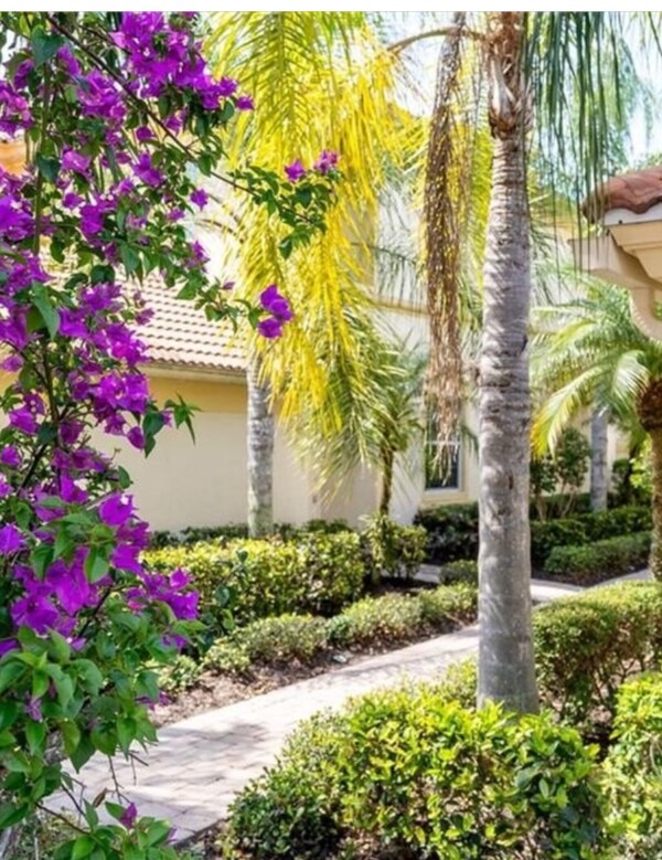Beautiful Lake-front, 2 Bedroom Condo Plus Den In Charming Bonita Springs - Bonita Springs, FL
