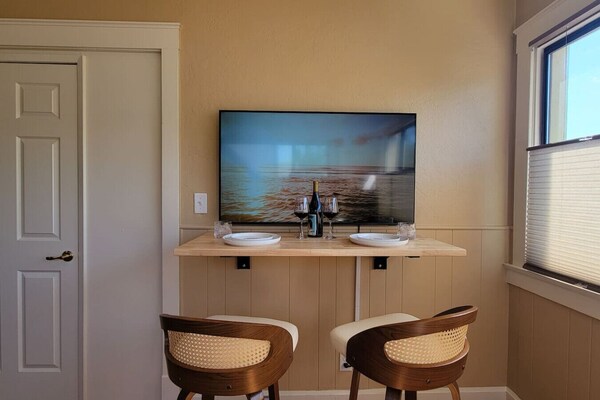Peach Street Inn Suite 6 | Sleeps 4 - Eagle Point, OR