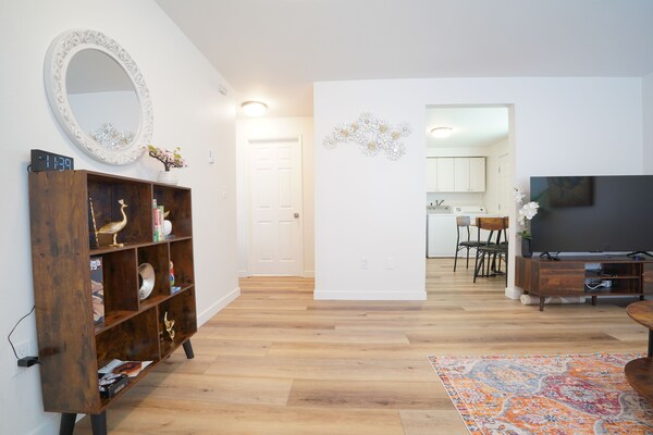 1 King 2br W/smarttv, Wifi & Stocked Kitchen In Tranquil - Everett, WA