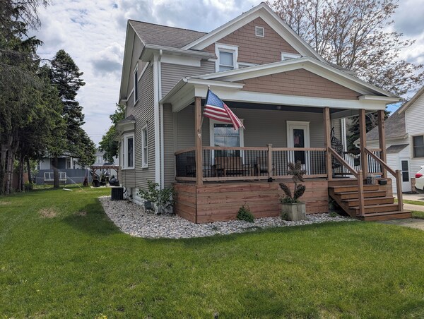 4-bed 2 Bath Home Located In Downtown Grand Haven W/ Nearby Boat Slip Available - Grand Haven, MI