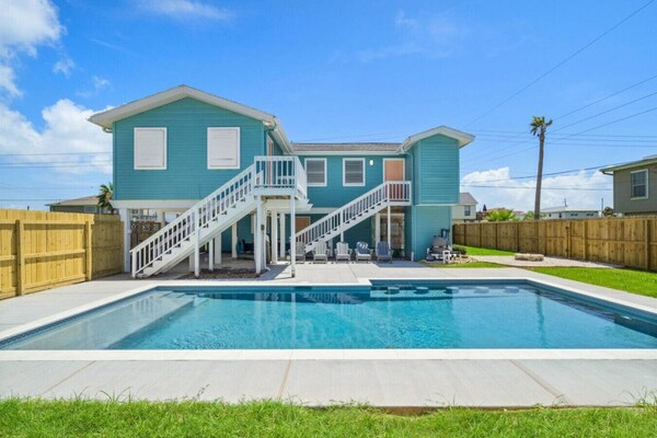 Stylish Bungalow With Pool, Fire Pit & Game Room - Galveston, TX